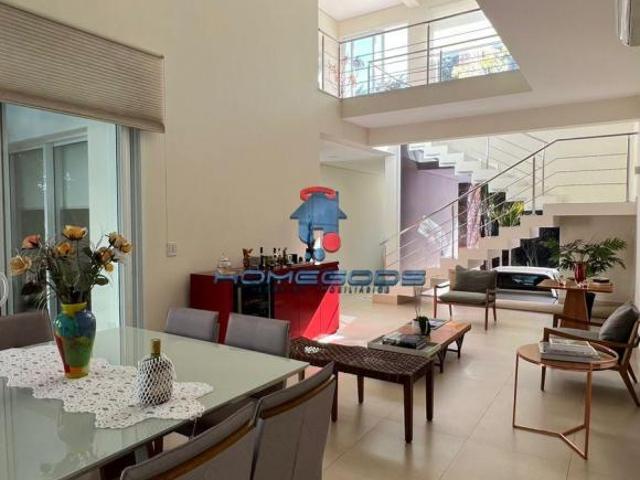 Casa à venda com 5 suítes sendo 1 no pisso térreo, cozinha isolada, 8 vagas na garagem, condominio A