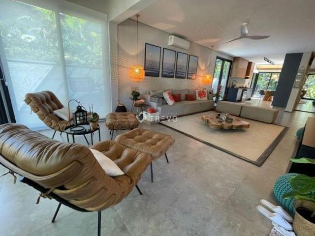 Casa à Venda com 5 suítes, 6 banheiros, 2 vagas e 209m² no valor de R$ 4.300.000