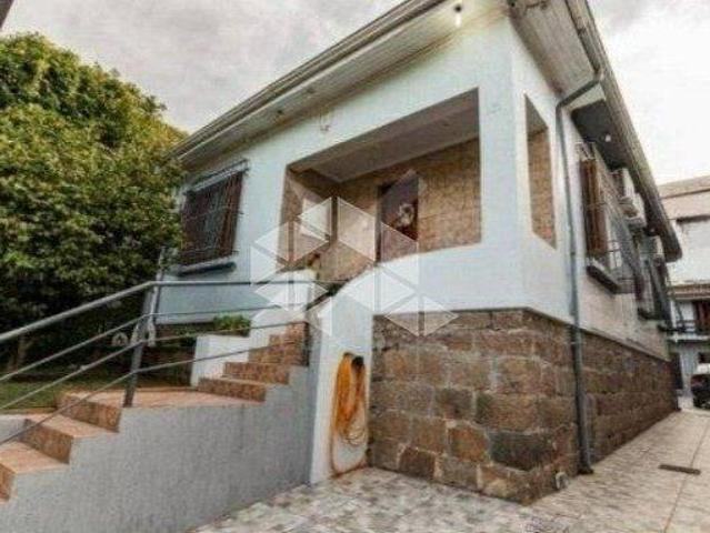 Casa à venda com 5 quartos, 4 banheiros, 5 vagas de garagem, piscina, no bairro Santo Antônio, POA/