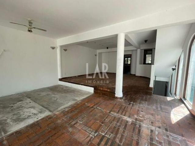 Casa à venda com 5 quartos, 4 banheiros e 6 vagas