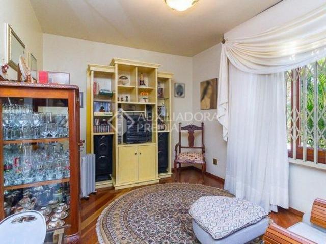 Casa à venda com 5 quartos, 1 suíte, 408m² privativos, 2 vagas no bairro São José em Porto Alegre!