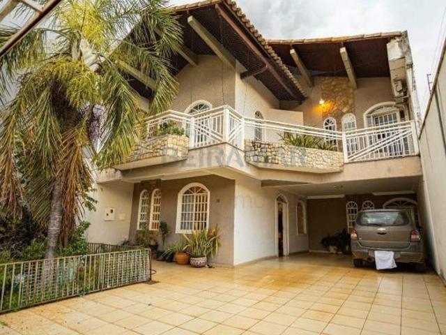 Casa à Venda com 5 Quartos na QND 25 Taguatinga Norte