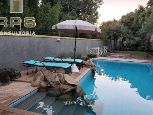 Casa à venda com 600 m² construído, 05 dormitórios, área gourmet com piscina, casa de hospedes em