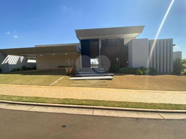 Casa à venda com 6 quartos, sendo 4 suítes, no condomínio Damha II, São Carlos