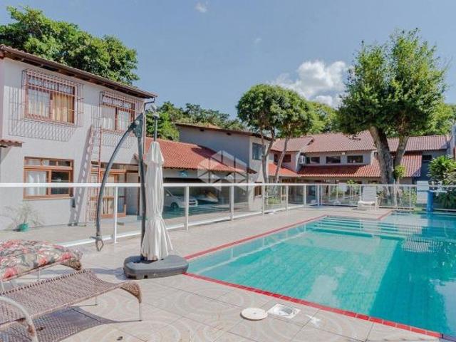 Casa à venda com 7 dormitórios, 4 suítes, 8 vagas de garagem, bairro Ipanema, Porto Alegre