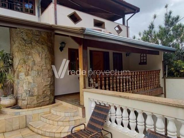 Casa à venda com 7 Quartos, sendo 4 suítes, 191 m² de construção