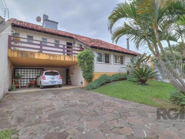 Casa a venda composta de 4 dormitórios no bairro Jardim Isabel em Porto Alegre