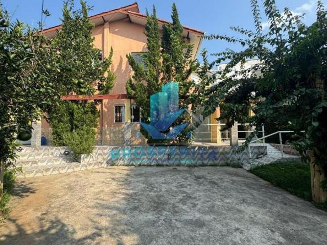 Casa a venda Cond. Colinas de São Fernando Impecável, 3 dorms / 2 suítes, varanda !