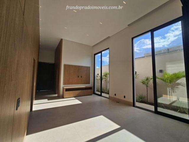 Casa a Venda Condomínio Damha III 3 sts, escritório, piscina aquecida, fino acabamento