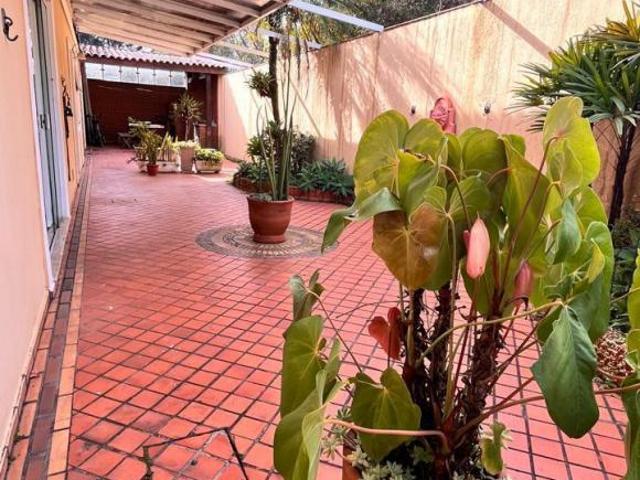 Casa a venda Condomínio fechado lindo 3 quartos, quintal enorme, 3 vgs Butantã