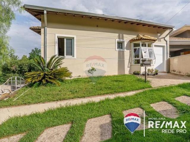 Casa à venda condomínio fechado, 3 dormitórios 1 suíte, 4 vagas e um excelente quintal, no centro
