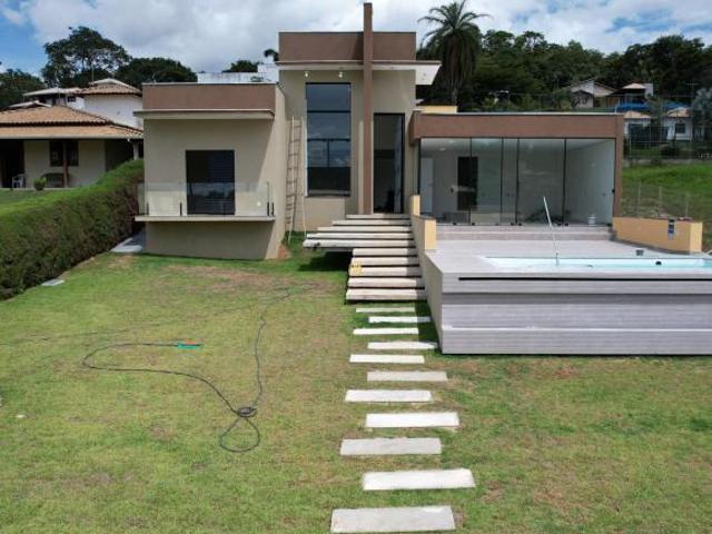 Casa à Venda Condomínio Solar das Palmeiras: Suíte com Closet, Piscina Infinita e Área Gourmet!