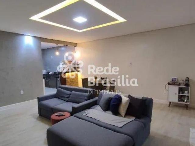 Casa à venda, Conjunto 4, Quadra 4 com 3 quartos, 1 suíte, piscina Arniqueiras