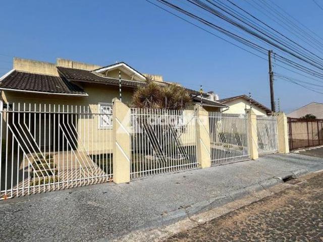 Casa à venda, contendo 3 quartos sendo 1 suite, 3 banheiros e 4 vagas de garagem, no bairro Orfãs