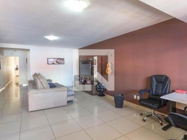 Casa à Venda Centro, 3 Quartos, 305 m2