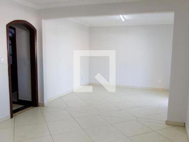 Casa à Venda Centro, 4 Quartos, 256 m2