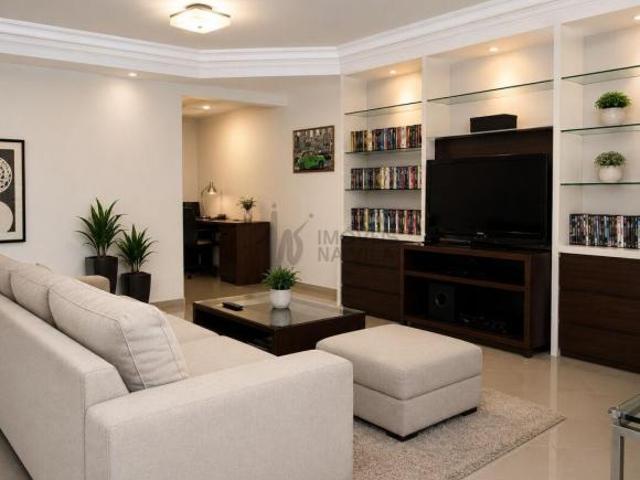 Casa com quintal e churrasqueira em rua arborizada na região da Vila Mariana