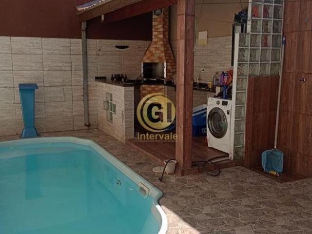 Casa à venda Cidade Salvador em Jacareí. 210m², 2 quartos, área gourmet com piscina e 2 vagas de gar