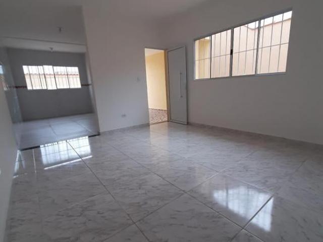 Casa á venda á 50 metros da praia com 3 dormitórios sendo 1 suíte