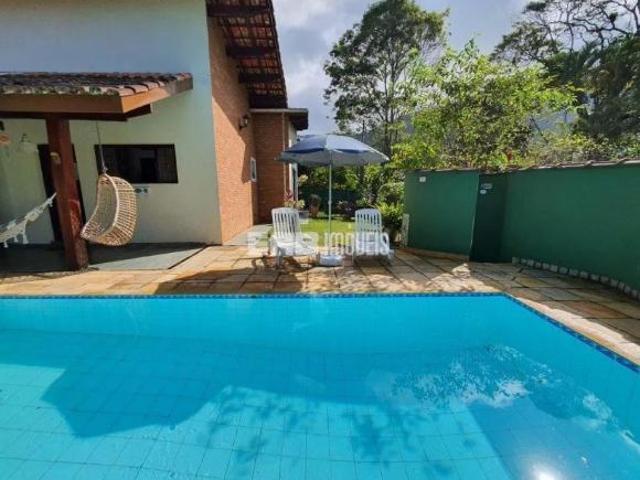 Casa à venda a 120m do mar em Itamambuca