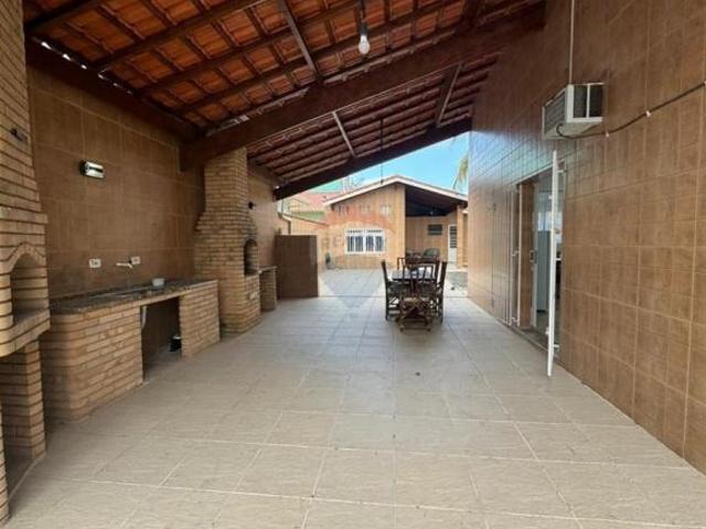 Casa a venda a 200m do mar em Peruíbe