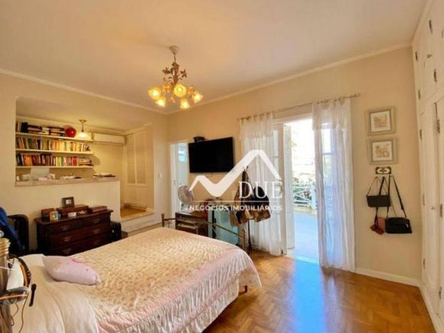 casa á venda a uma quadra da praia com 3 dormitórios e 1 suíte