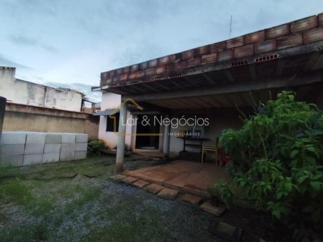 CASA À VENDA | AMPLO TERRENO E POTENCIAL DE AMPLIAÇÃO
