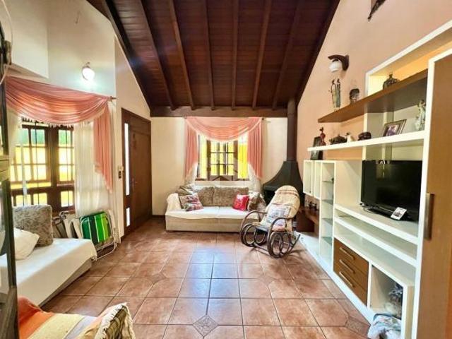 Casa à Venda Ampla, Elegante e Completa Quase 500m² de Terreno!