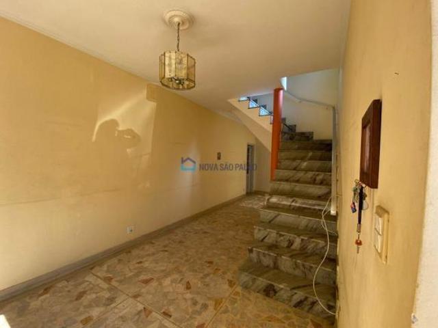 Casa à venda ao lado da Estação de Metrô Praça da Árvore, com 2 quartos. e 2 vagas de garagem
