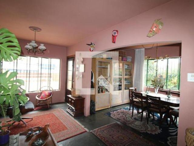 Casa à Venda Água Fria, 4 Quartos, 242 m2