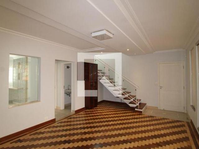 Casa à Venda Água Fria, 4 Quartos, 242 m2