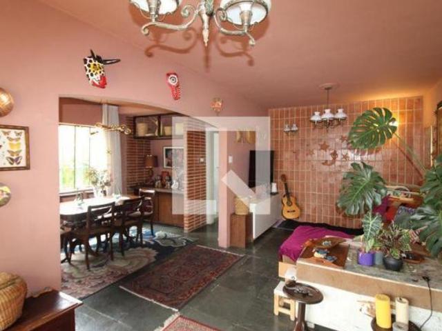 Casa à Venda Água Fria, 4 Quartos, 242 m2
