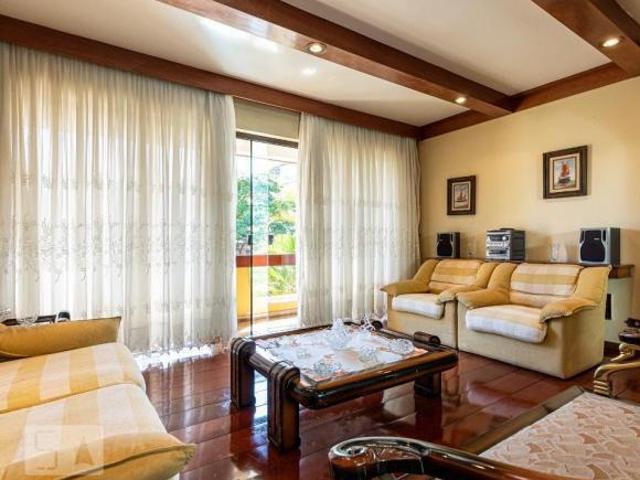 Casa à Venda Água Fria, 4 Quartos, 323 m2