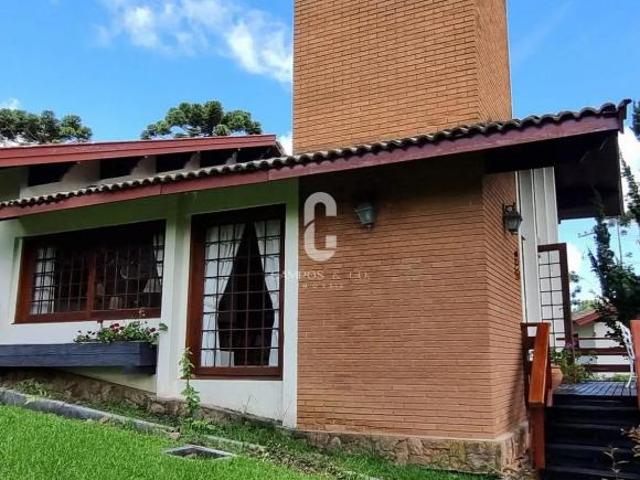 Elegante Casa de Montanha com Deck, Jardim e Madeiras Nobres em Campos do Jordão