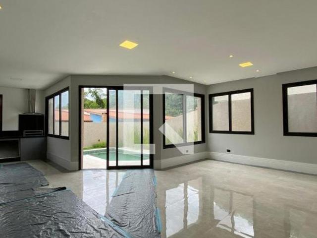 Casa à Venda Alphaville, 4 Quartos, 200 m2