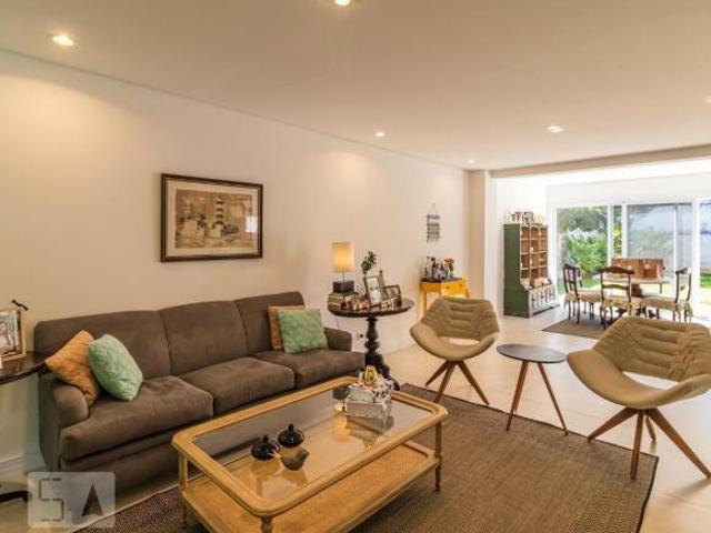 Casa à Venda Alphaville, 4 Quartos, 300 m2