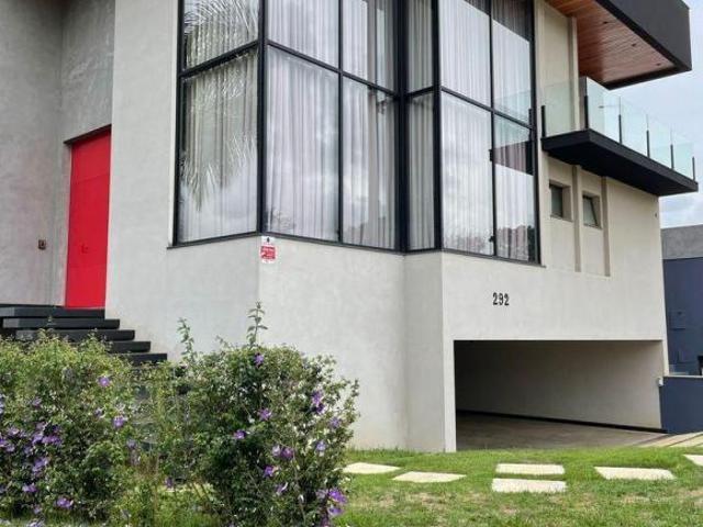Casa à Venda Alphaville Vespasiano – 4 Suítes, Piscina e Área Gourmet