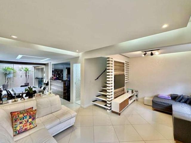 Casa à venda Granja Viana 153 m² com 3 quartos e 2 vagas de garagem