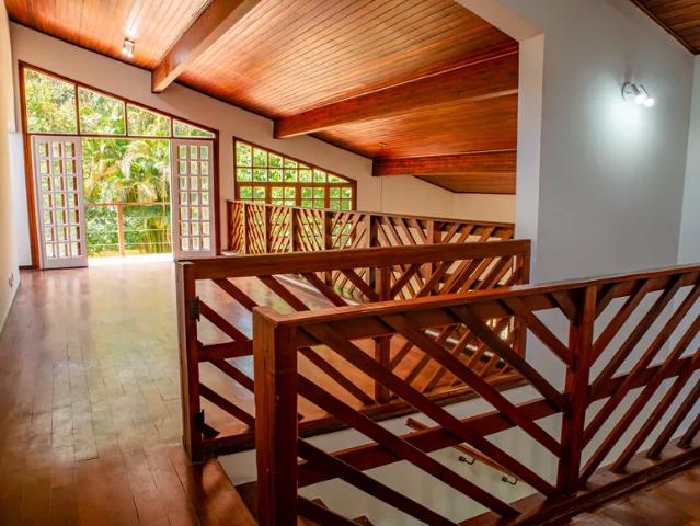 Casa a venda Granja Viana. 452m2 condomínio fechado. 4 quartos e terreno de 3381m2