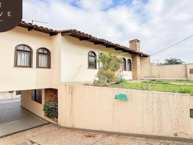 Casa a venda Guabirotuba com 04 quartos, piscina e churrasqueira. Uma vista deslumbrante