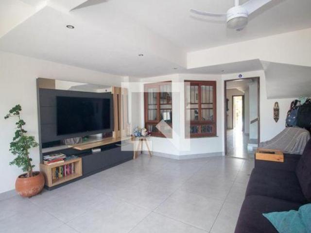 Casa à Venda Guarujá, 4 Quartos, 192 m² Porto Alegre