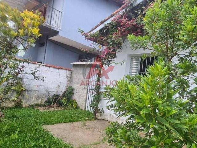 Casa à venda dois dormitórios, amplo espaço para lazer, no centro de Ubatuba