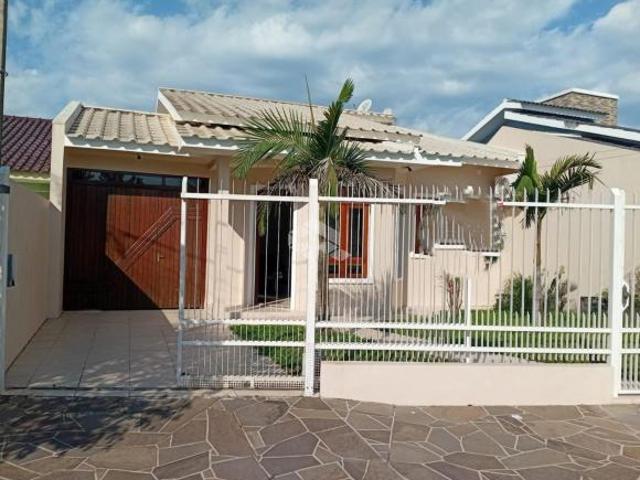 Casa a venda de 3 dormitórios, uma suíte, bairro Pinheiro Machado, Santa Maria