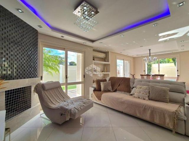 Casa à venda de 3 dormitórios e 2 vagas de garagem, no bairro Niterói, em Canoas