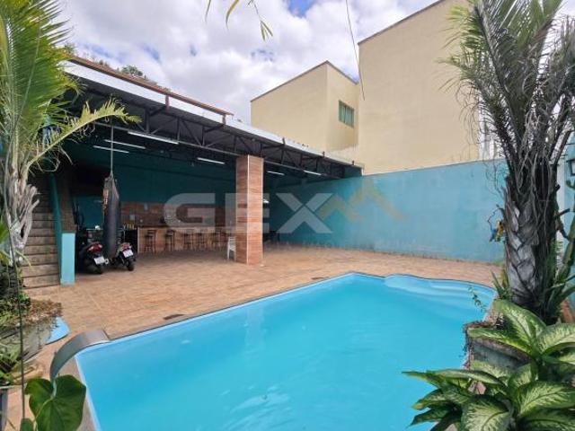 Casa à venda de 3 pavimentos no bairro Halim Souki, 4 quartos, 2 suítes e 6 vaga