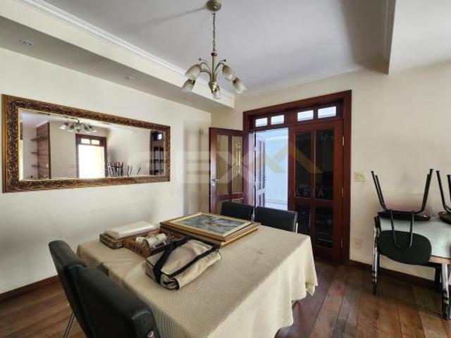 Casa à venda de 3 pavimentos no Centro, 4 quartos, 2 suítes e 2 escritórios inde