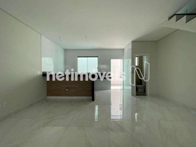 Casa à venda de 03 quartos e 02 vagas no Copacabana
