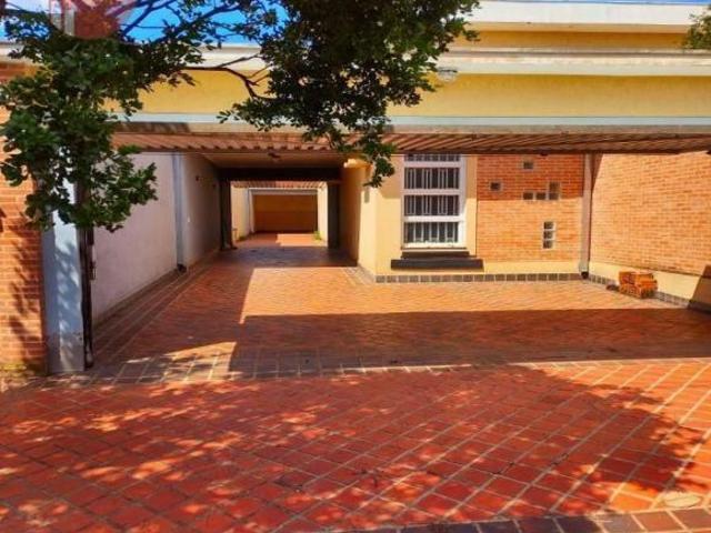 Casa à Venda de 04 Quartos no Bairro Alto da Boa Vista em Ribeirão Preto com Churrasqueira