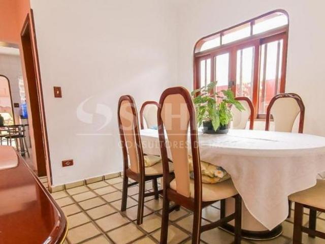 Casa a venda de 140,00m² útil, com 4 quartos e 2 vagas na Cidade Ademar