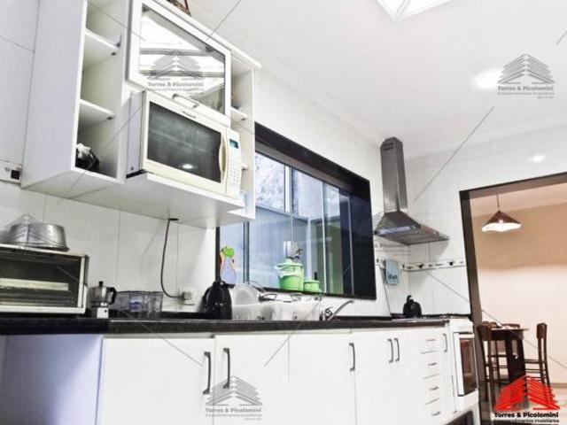 Casa a venda de 166 m² na Vila Monumento, 6 dormitórios, 4 suítes, 6 banheiros, lavanderia, área de